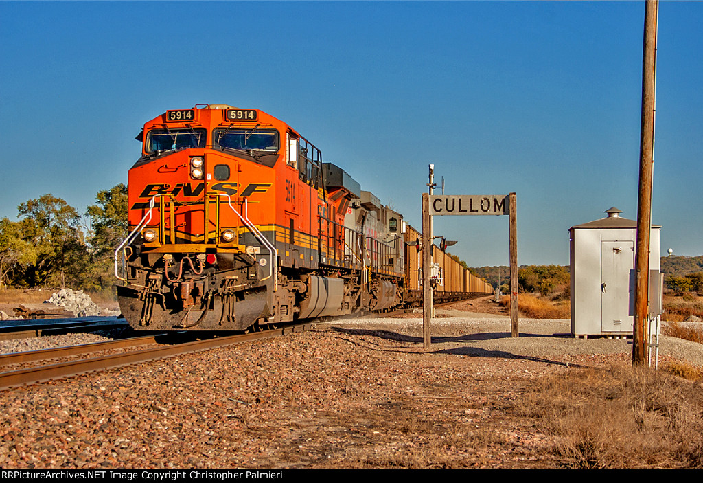 BNSF 5914 Leads E-PAMBTM0-75